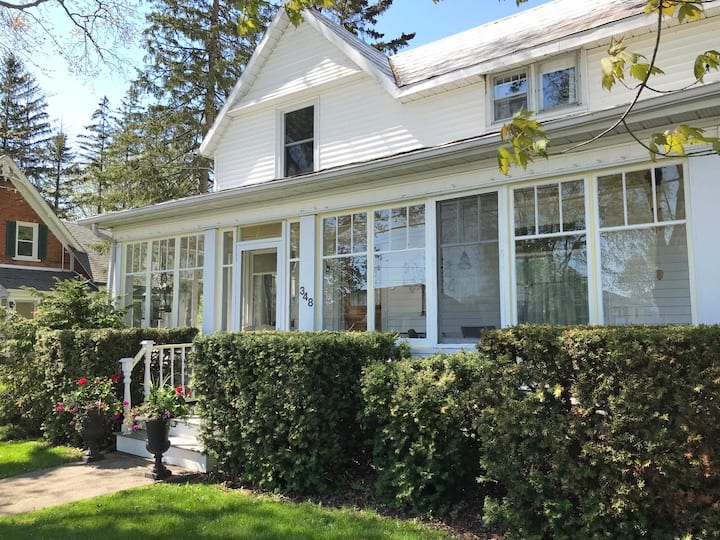 Spacious & Charming Century Home - Wellington - Sand Banks