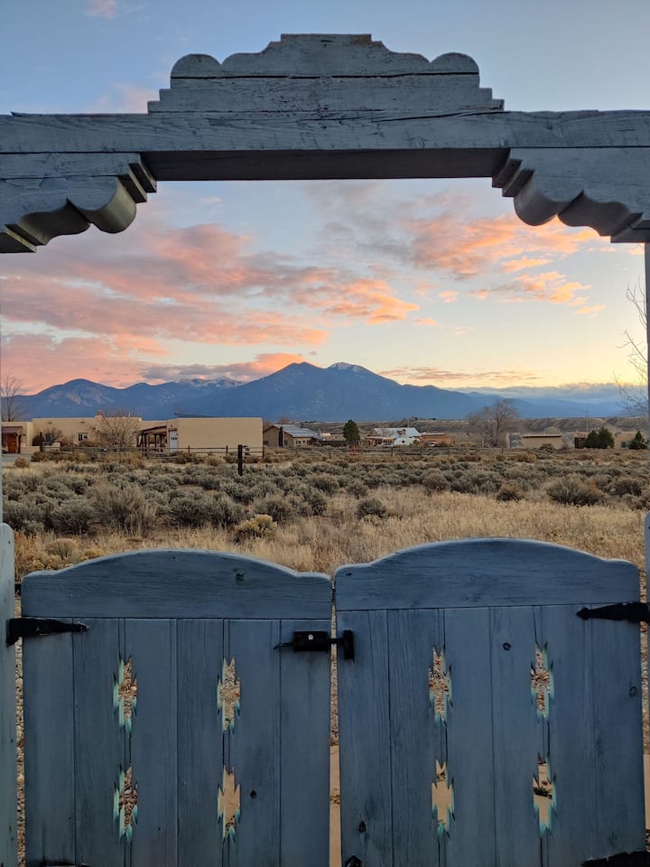 Spacious Taos 3br House! Stunning Views + Jacuzzi - Taos, NM