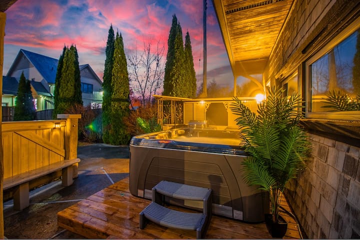 Willow Beach Lakefront Retreat W/ Hot Tub - Georgina