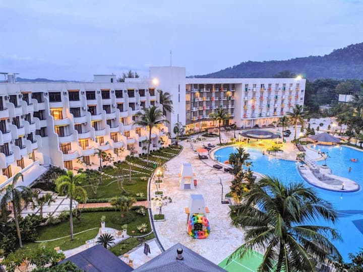 Batam Resort 8 Double Room Breakfast Pool - Batam