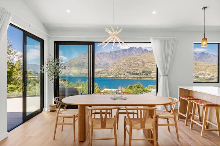 Contemporary & Plush - 4 Bedroom House - Queenstown, New Zealand