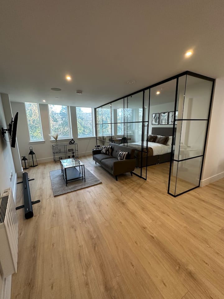 Modern 1 Bedroom Apartment - Croydon