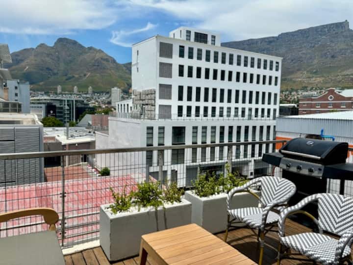 Upmarket City Apartment Mountain Views - Cape Town