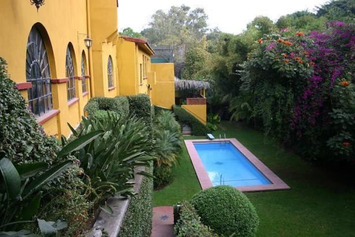 Casa Grande, Bonita Y En Paz, Cerca Del Centro. - Cuernavaca