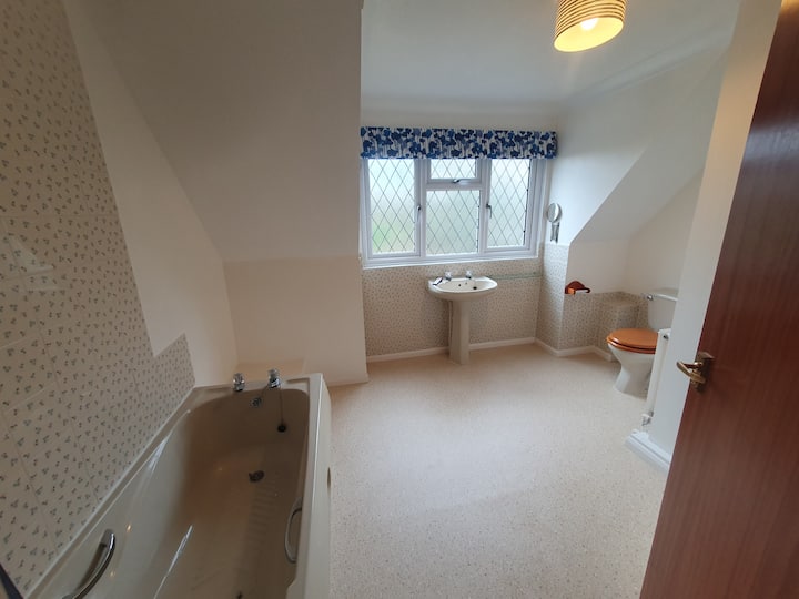 Very Spacious 1-bed Self-contained House/annexe - Basingstoke