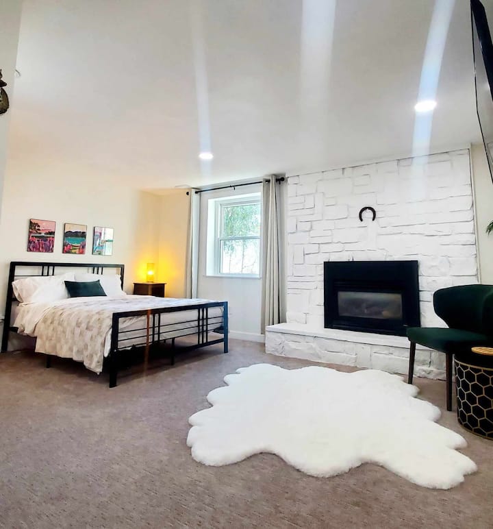 Large Cozy Room With Fireplace! - Ogden, UT