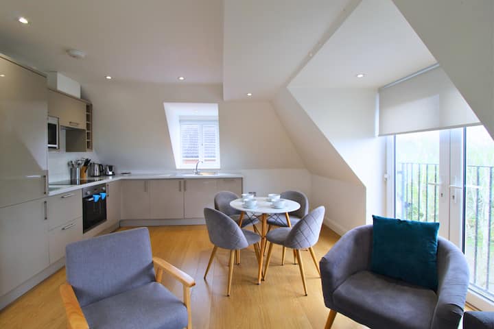 West Finchley - 2 Bedroom Apartment - London