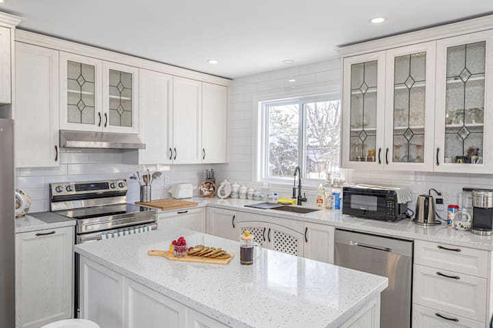 Family Oasis: 4br & Full Kitchen & 2 Living Rooms - Chambly