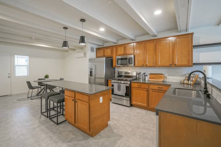 Gorgeous New Apt Near Foothills! - Albuquerque, NM