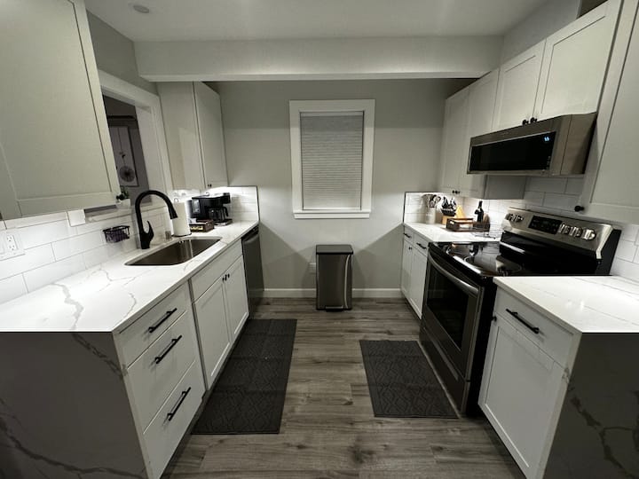 Tacoma Three - New 3 Bed 2 Bath Getaway W/ac - 塔科馬