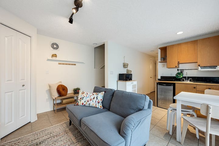 Bright Suite In Vibrant Fernwood - 사니치