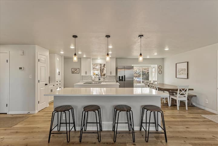 Canyon Cove Cottage | In Home Gym | Chef's Kitchen - Provo, UT