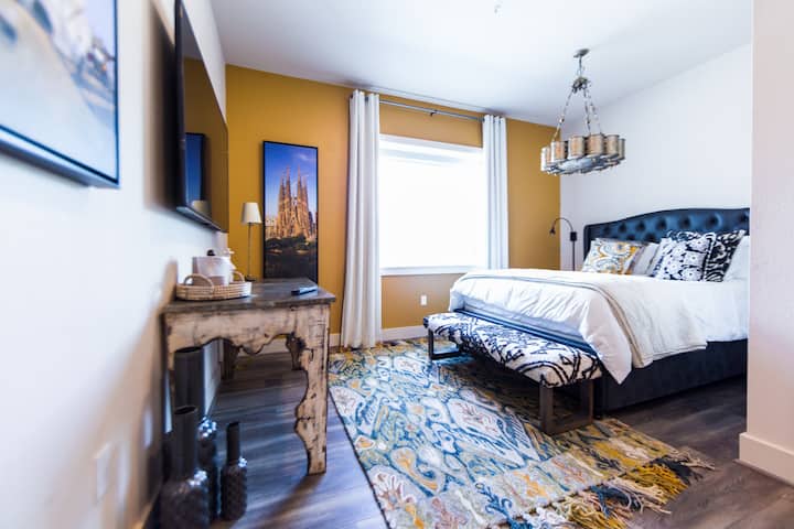 Comfort, 1 Queen Bed (Barcelona) - Dallas, TX