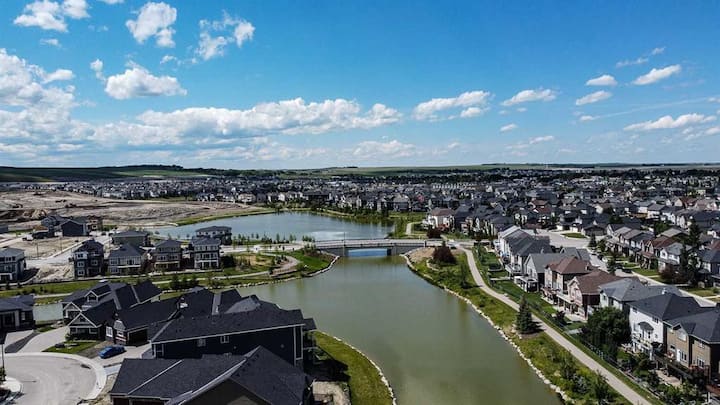 Waterfront Estate Home - Entire House Sleeps 24 - Airdrie