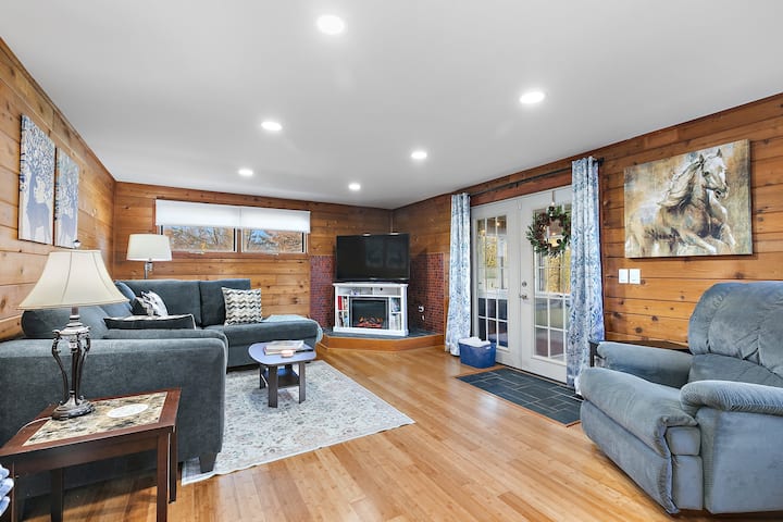 Blue Door Cottage, Hot Tub & Updated 3 Bdr Ranch - Elgin, IL