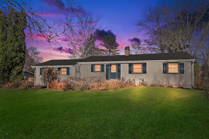 Blue Door Cottage, Hot Tub & Updated 3 Bdr Ranch - Elgin, IL