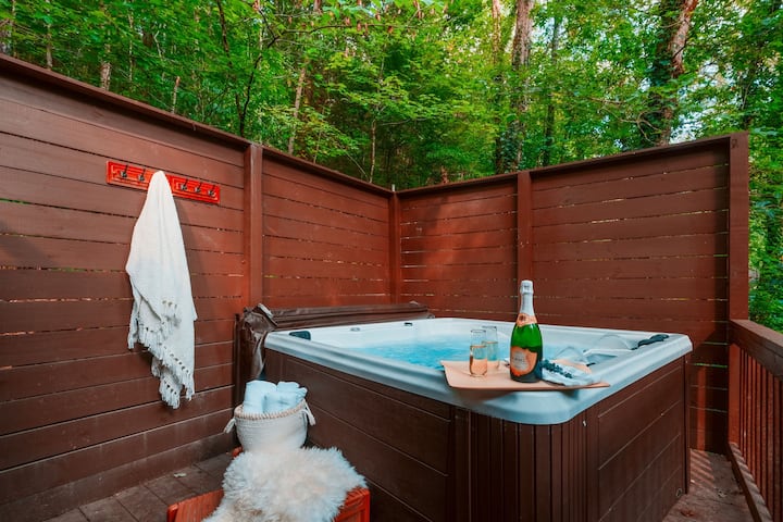Hot Tub, Game Room, Pet-friendly - Townsend, TN