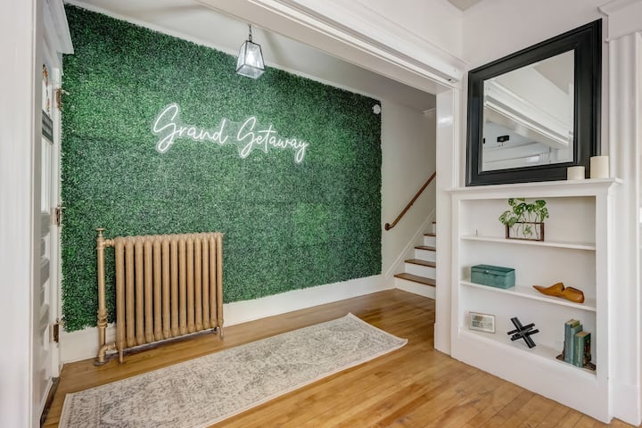 Grand Getaway - Saint Paul, MN