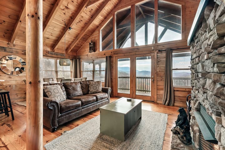 View & Location! Sleeps 6! - Pigeon Forge, TN