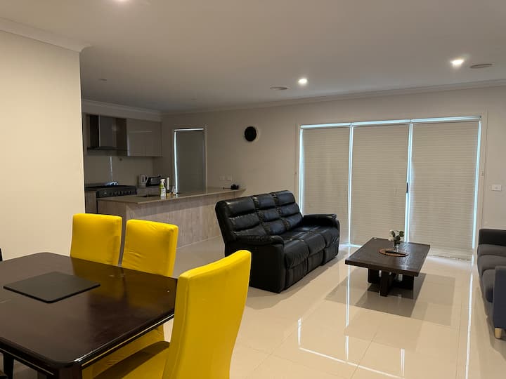 Luxurious 4 Bedroom Home Berwick - Clyde North