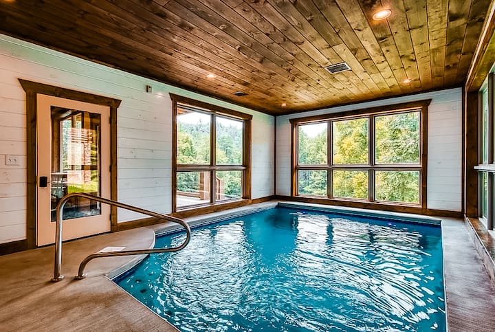 Lux Indoor Pool Cabin Gameroom Theatre & Hot Tub! - Tennessee