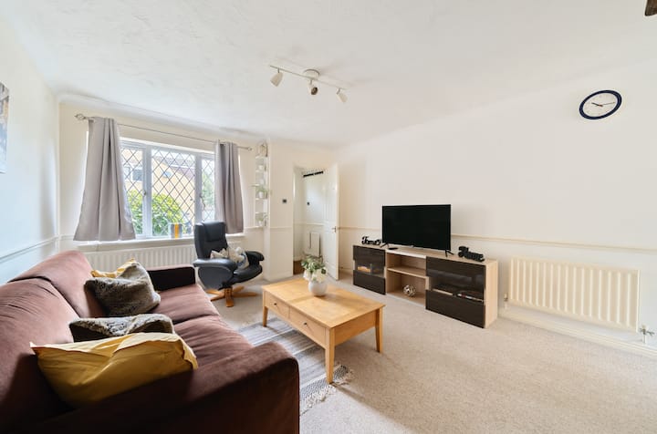 Experience Surrey 2bed Home In Walton With Parking - Surbiton
