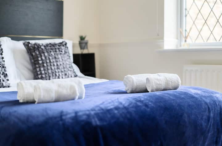 Experience Surrey: 2-bed Home In Walton W/parking - Surbiton