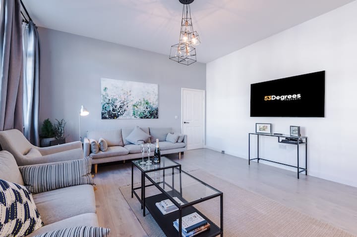 New! Stylish City-centre Flat W/parking, Sleeps 4! - Birmingham