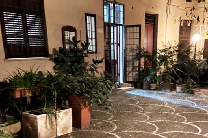 Appartamento In Palazzo Storico - Roma