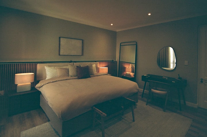 House Persea: Cozy Urban Studio With Private Patio - Camps Bay