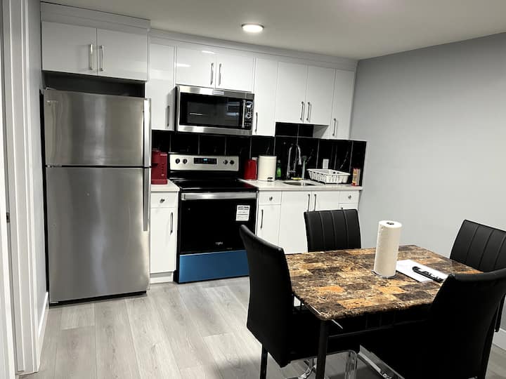 Extremely Luxurious| Centrally Located | Sleeps 4 - Edmonton