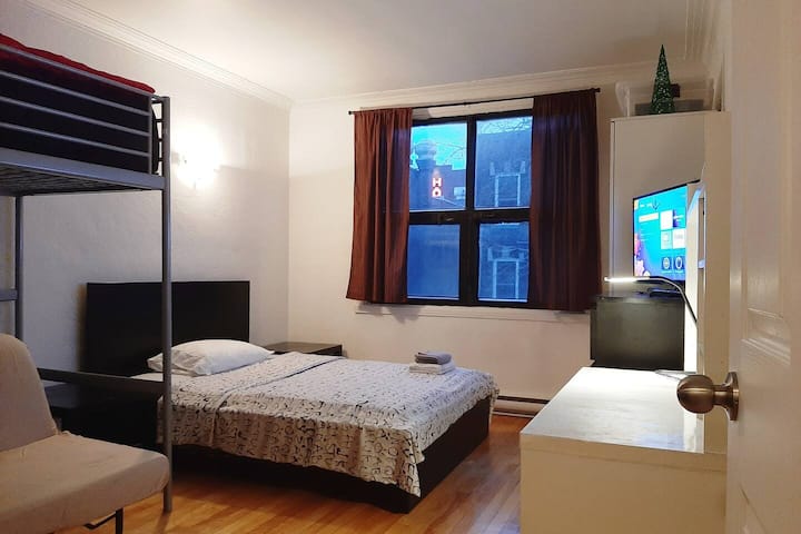 Comfty Next 2 Subway 24h Shops - Montreal