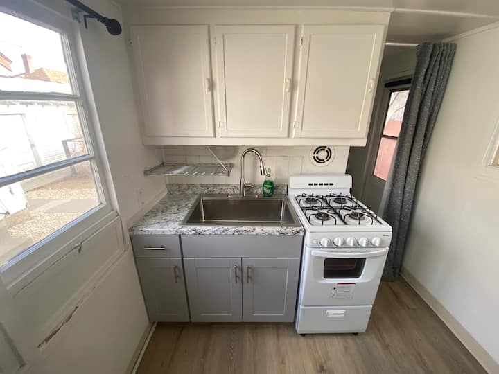 Midtown Charm: 1br Urban Pad - Reno