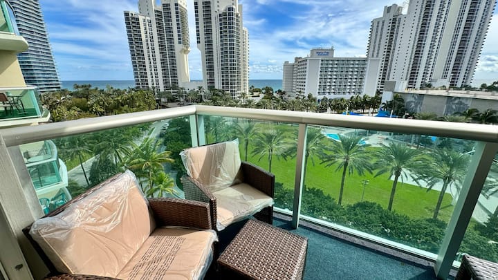 Beautiful Apt With Oceanview! 8th Floor. Parking - Sunny Isles Beach, FL