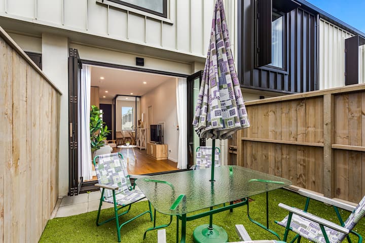 Fresh & Sleek Grey Lynn Unit With Private Patio - Auckland