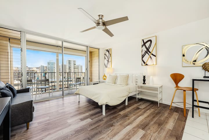 The Pau Hana Room Of Waikiki - Honolulu