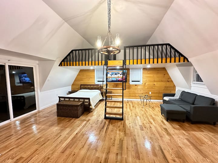 Charming Barn Loft With Modern Comforts - Quaddick Reservoir, CT