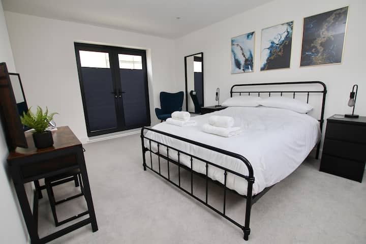 2-bed Apartment: Contractors & Temp Stays - West Sussex