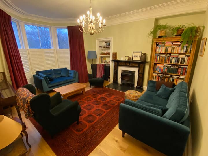 Beautiful 4 Bed House Near Town - Edinburgh