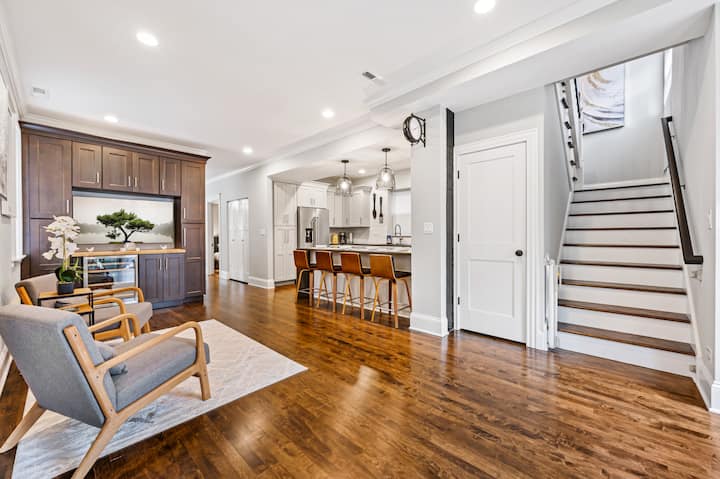 Large Lux 6bd/4ba Home (+Garage/patio) - Chicago, IL