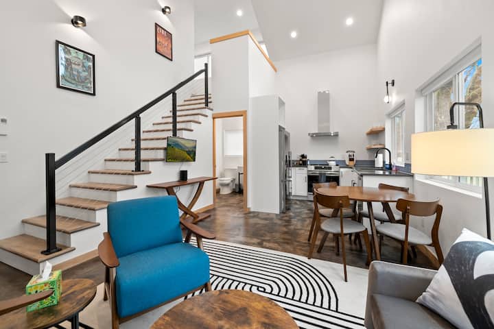 Coda: Spacious Dog Friendly Guesthouse, Solarpower - Happy Valley, OR