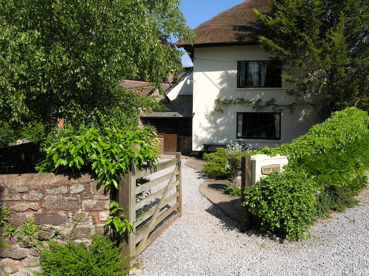 The West Wing - Sleeps 12, Indoor Pool Etc - Devon