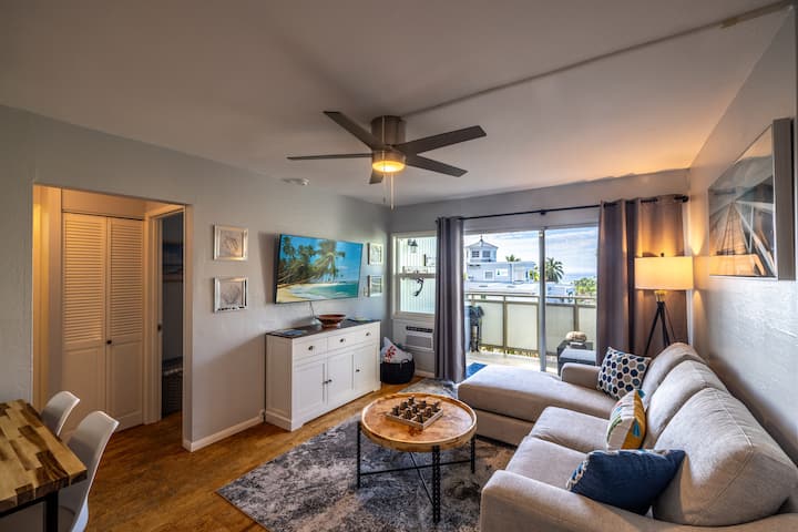 Modern 2 Bedroom W/ Ac + Ocean View, Downtown - Kailua-Kona, HI