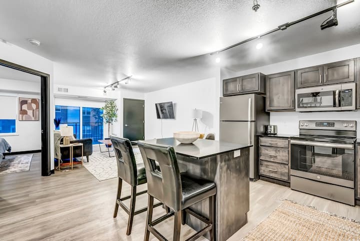 Modern Downtown Apartment - Waterloo, IA