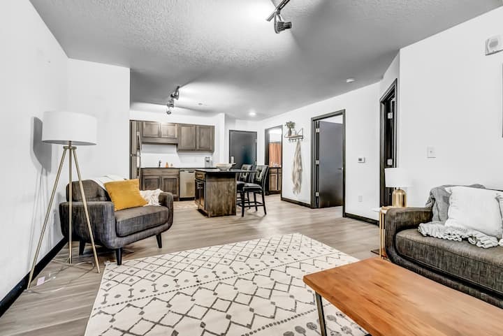 Modern Apartment With Balcony - Black Hawk County