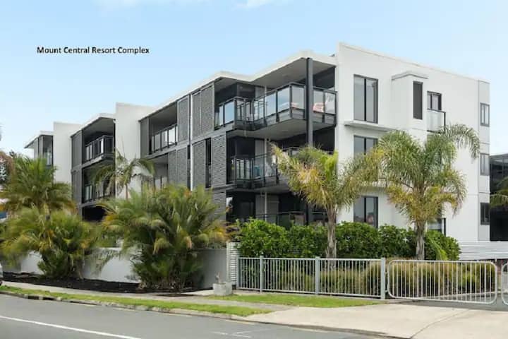 Top Floor Mount Central Apartment With Pool & Spa - Mount Maunganui
