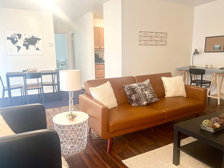 Chic 1 Bd Perfect For Travel Professionals! - Mentor-on-the-Lake, OH