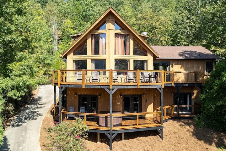 The Red Star Lodge
 A Friends & Family Retreat - Clarkesville, GA