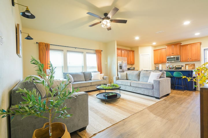 Spacious Contemporary Home | Relaxing Getaway - Denton, TX