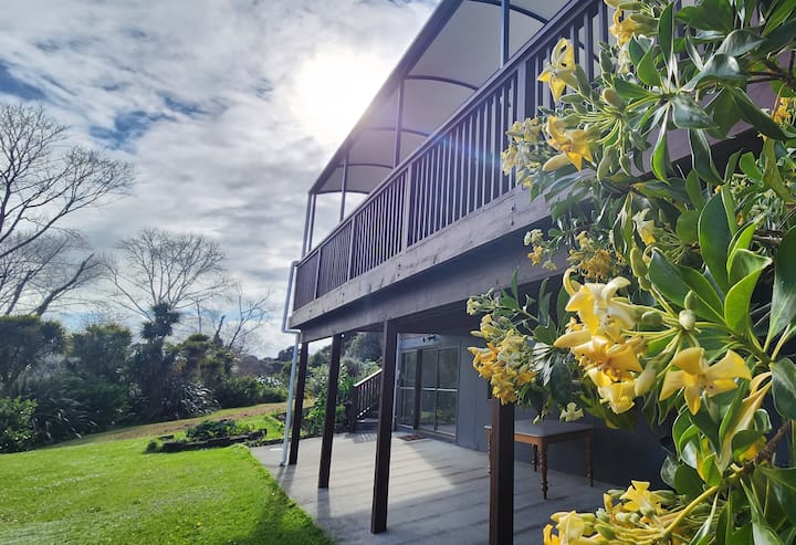 Beachside Retreat In Browns Bay! - Auckland